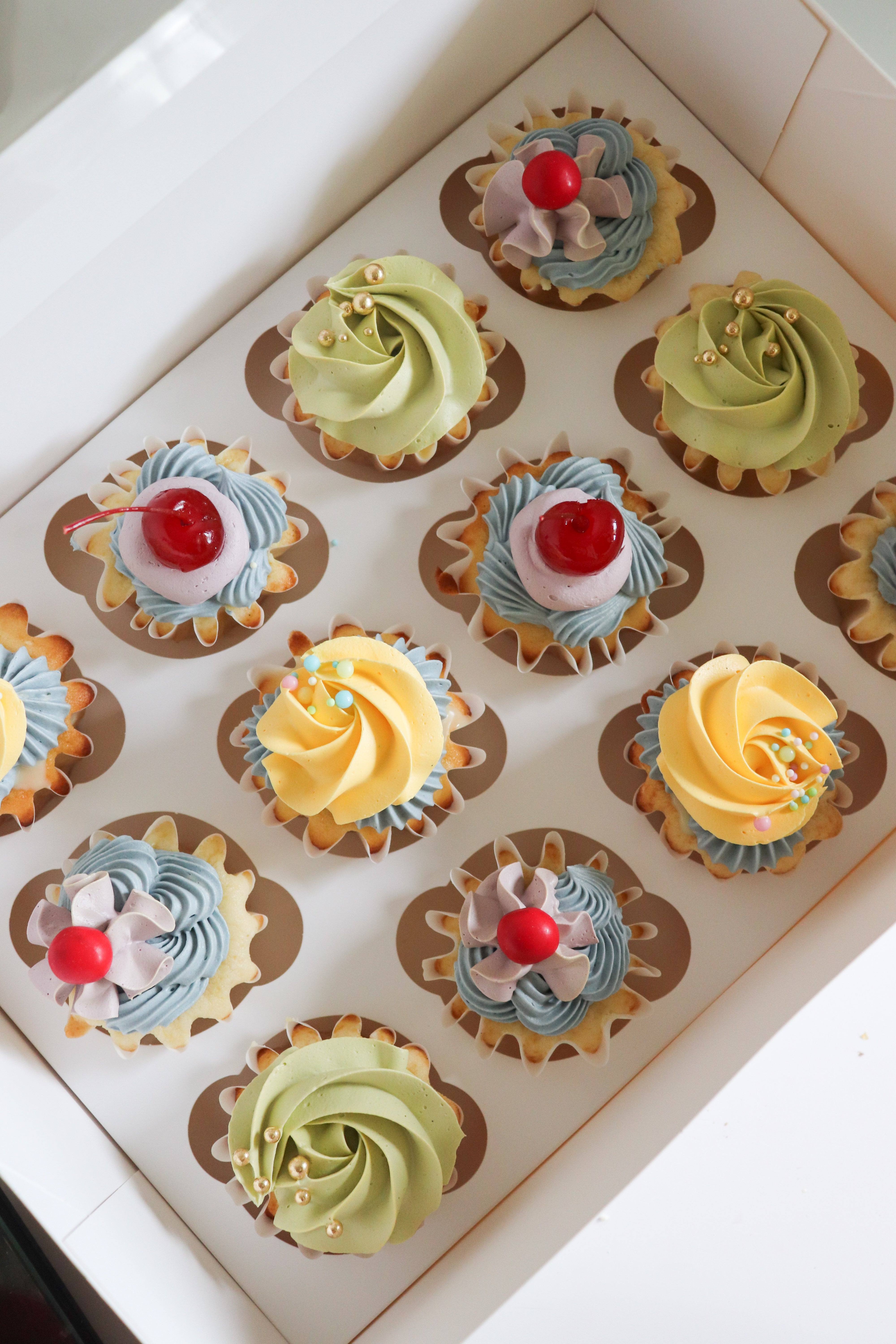 Mixed Piped Cupcakes – Delilah & P Bakes